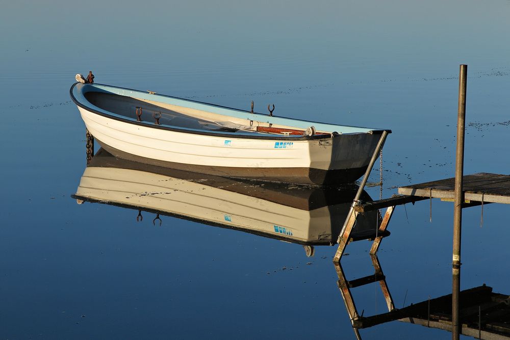 Still ruht das Boot auf dem Großen Plöner See Foto & Bild | landschaft ...