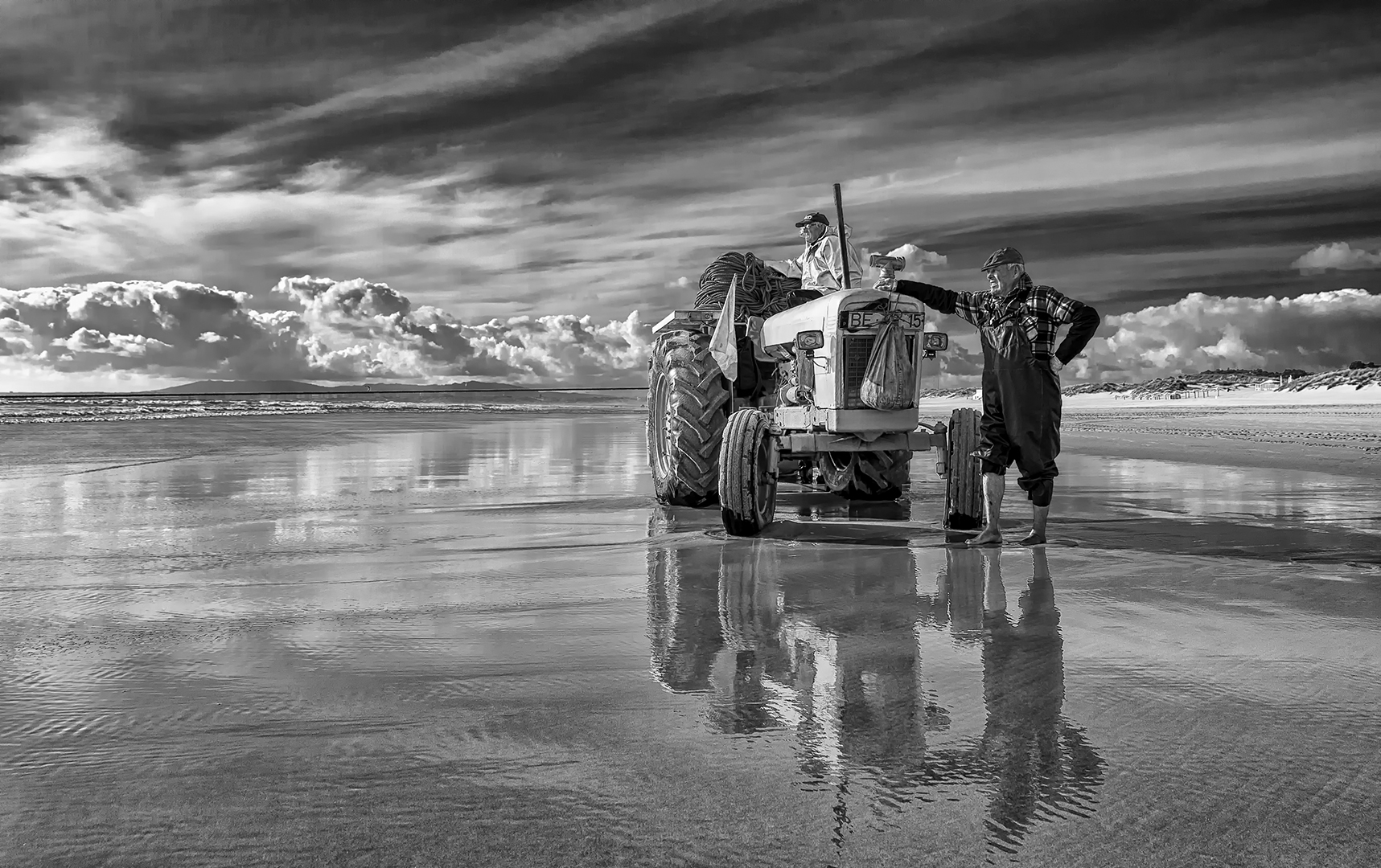 still working Imagen & Foto | artes y oficios, beach, people Fotos de ...