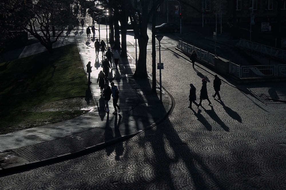 Straße der langen Schatten Foto & Bild | streetfotografie mit menschen, techniken, aufnahme ...