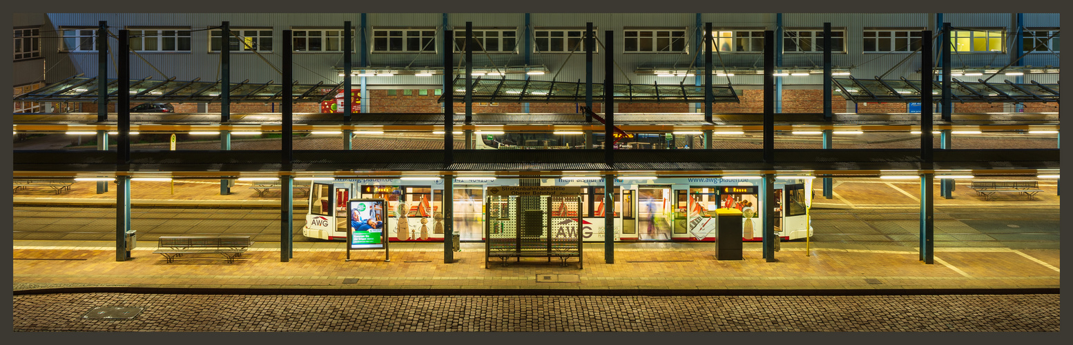 Straßenbahnhaltestelle "PloB" Foto & Bild | architektur, architektur ...