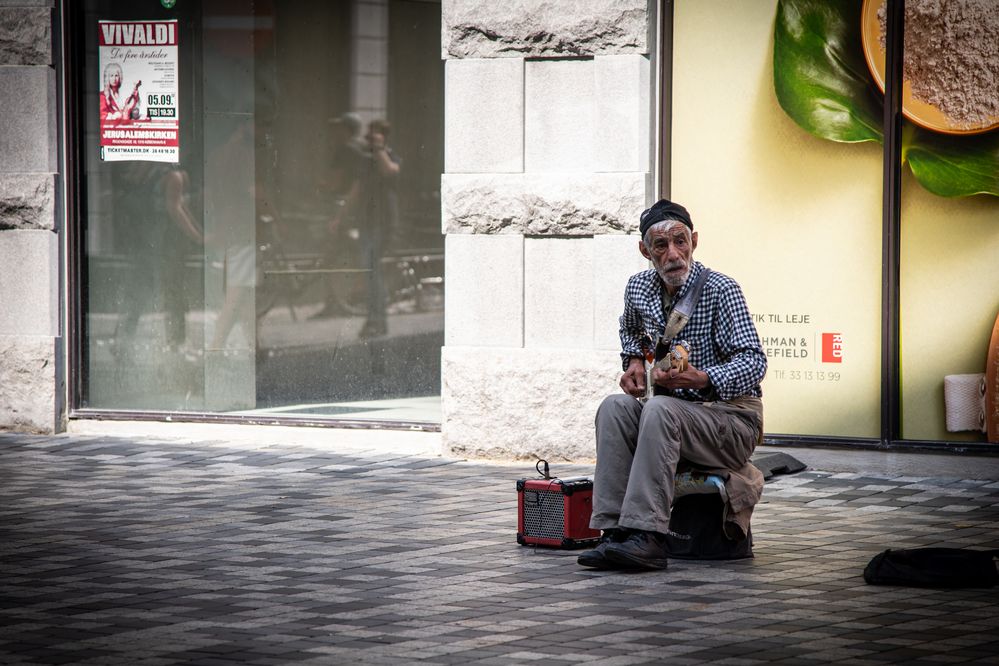 Straßenmusiker auf Kopenhagens Boulevard Foto & Bild | erwachsene menschen, streetfotografie mit ...