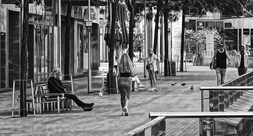 street am sonntag morgen Foto & Bild | streetfotografie mit menschen, fotokunst, monochrome fine ...