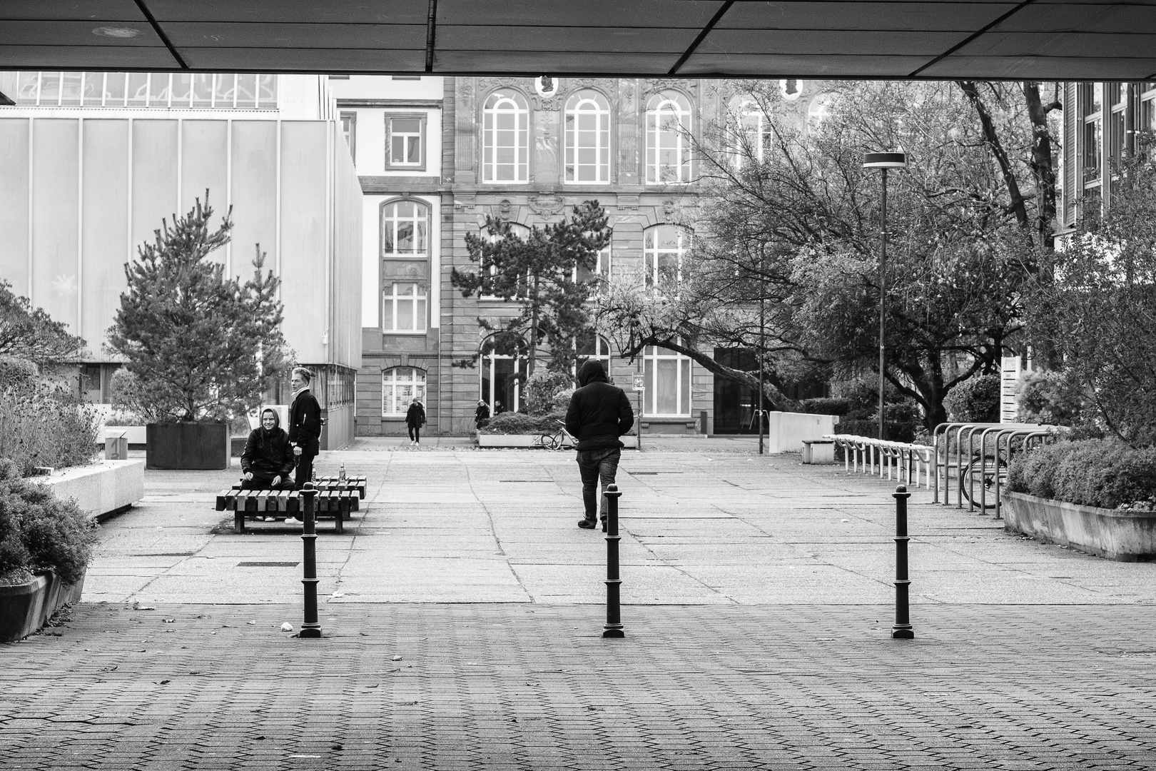 street frankfurt Foto & Bild | erwachsene, streetfotografie mit menschen, monochrom Bilder auf ...