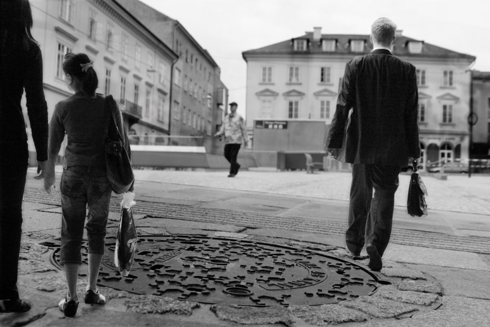 Street leicht schraeg mit Gulli . Foto & Bild | menschen Bilder auf ...
