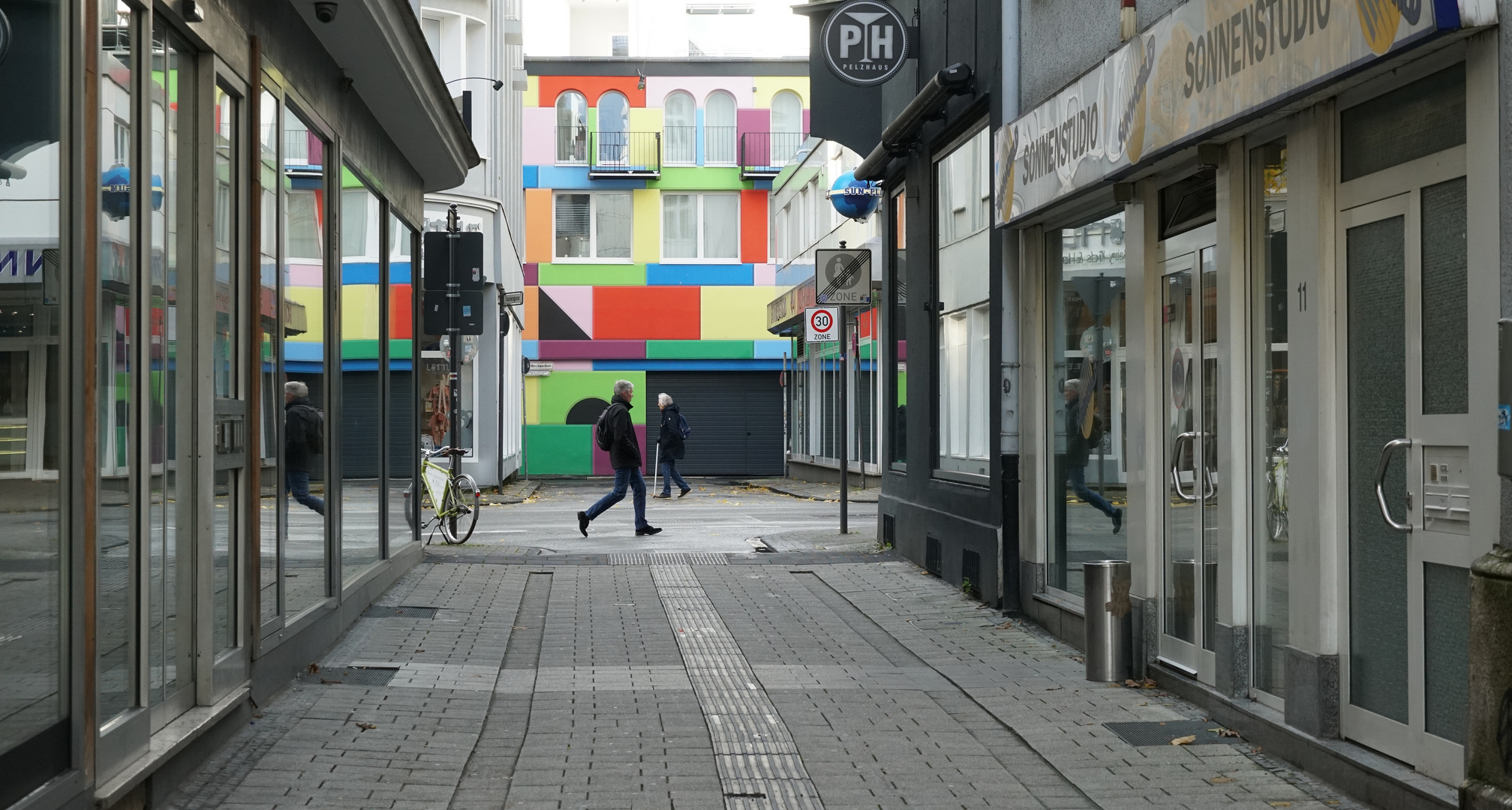 Streets Foto & Bild | architektur, streetfotografie mit menschen, stadtlandschaft Bilder auf ...