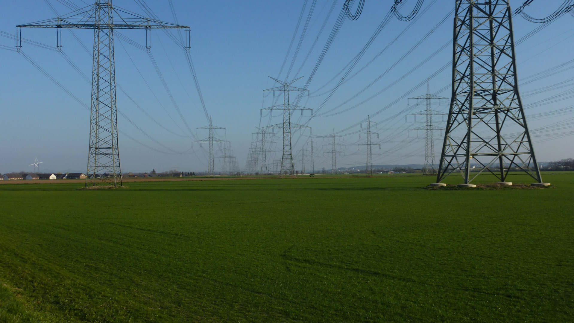 Stromtrasse Foto & Bild | oberleitung, technik, hochspannung Bilder auf ...