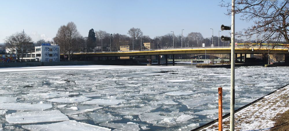 Stuttgart Neckar mit Eisgang Foto & Bild | winter, stuttgart, neckar ...