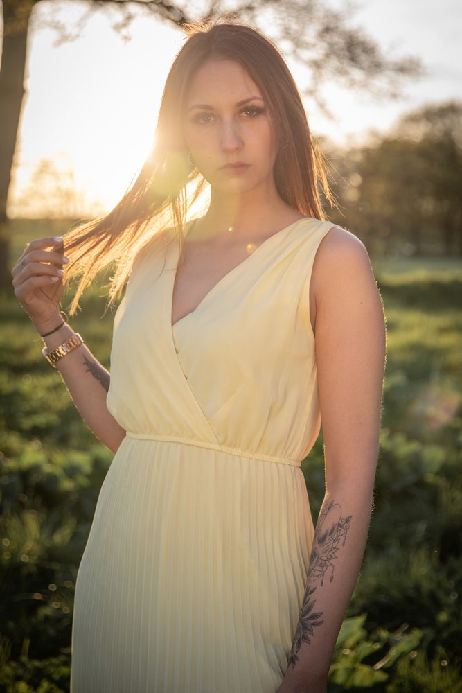 Sunset Portrait in a yellow derss Foto & Bild | outdoor, portrait, fashion Bilder auf fotocommunity