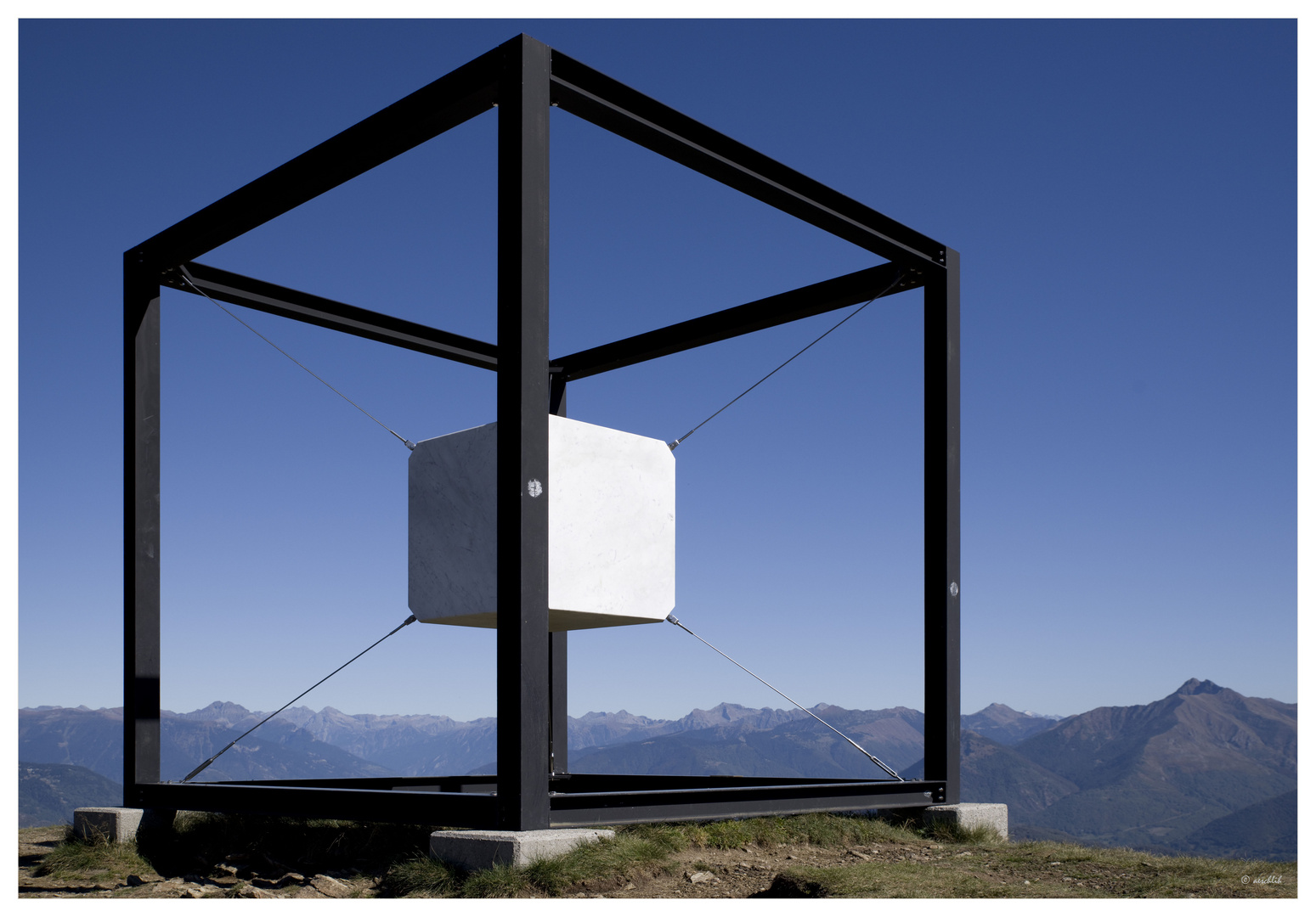 "Suspended Cube" Foto & Bild | schweiz, kultur, tessin Bilder auf ...