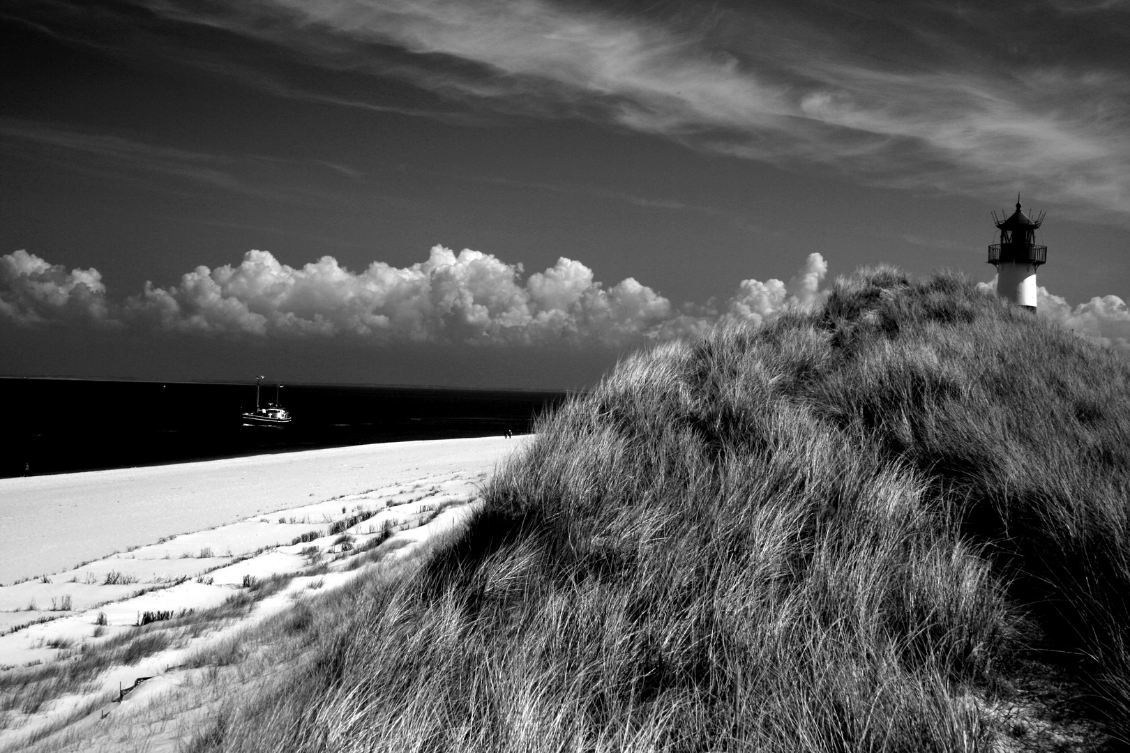 Sylt - Dünen, Leuchtturm und ein Schiff Foto & Bild | landschaft, meer ...