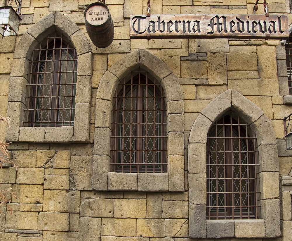 Taberna medieval Imagen & Foto | arquitectura, motivos Fotos de ...
