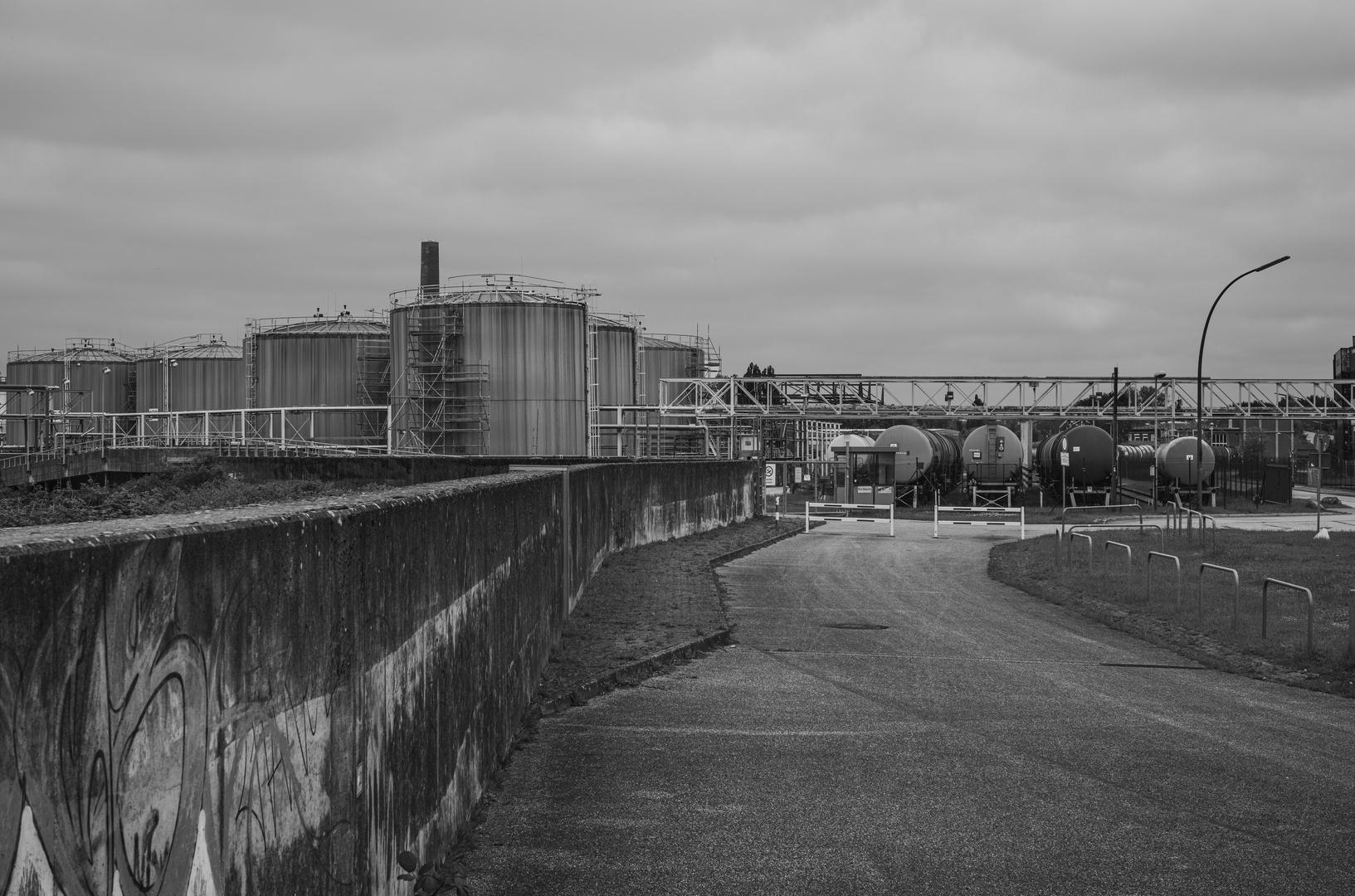 Tanklager Foto & Bild | architektur, industrie und technik ...