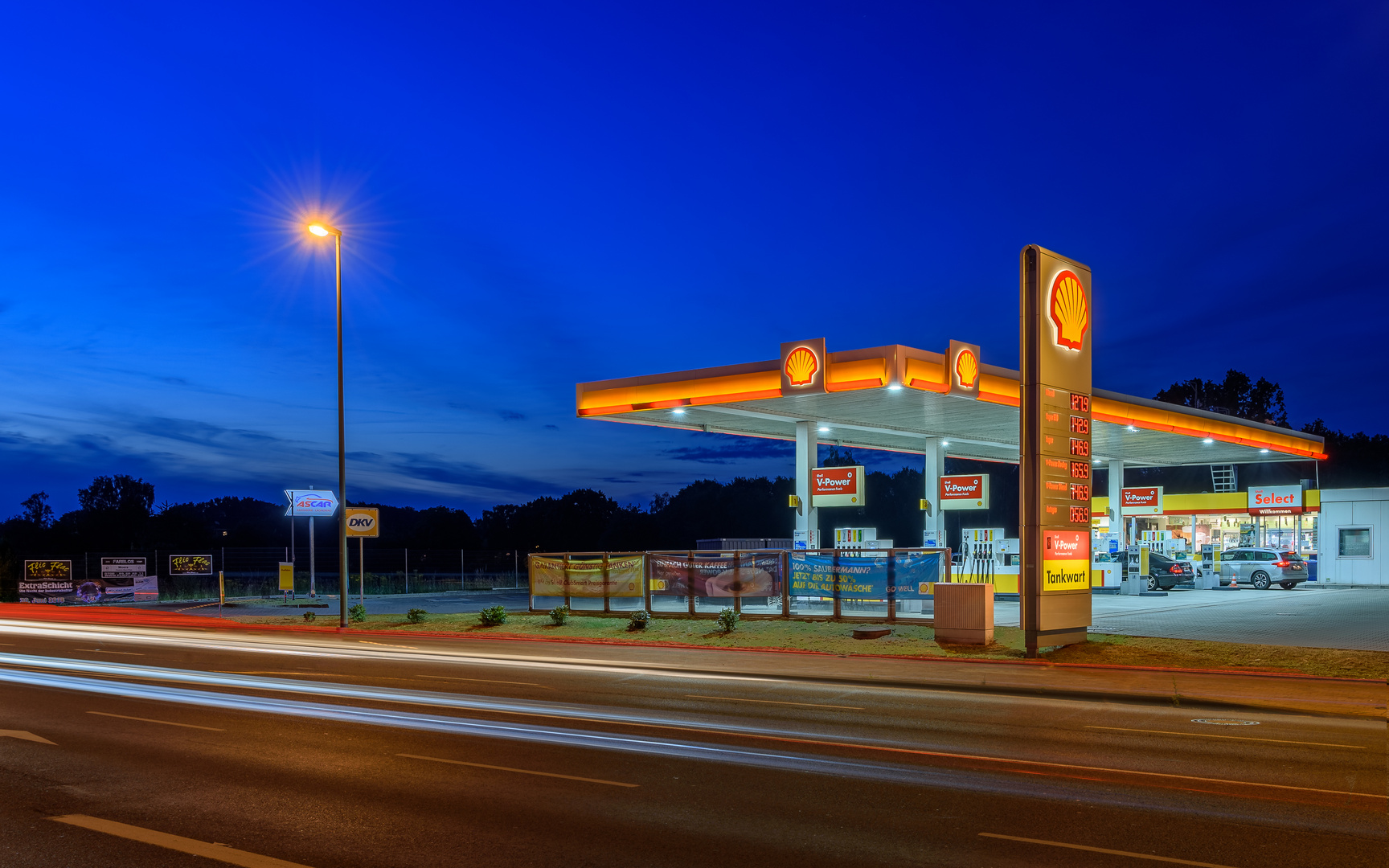Tankstelle an der B8 Foto & Bild | langzeitbelichtung, blaue stunde ...