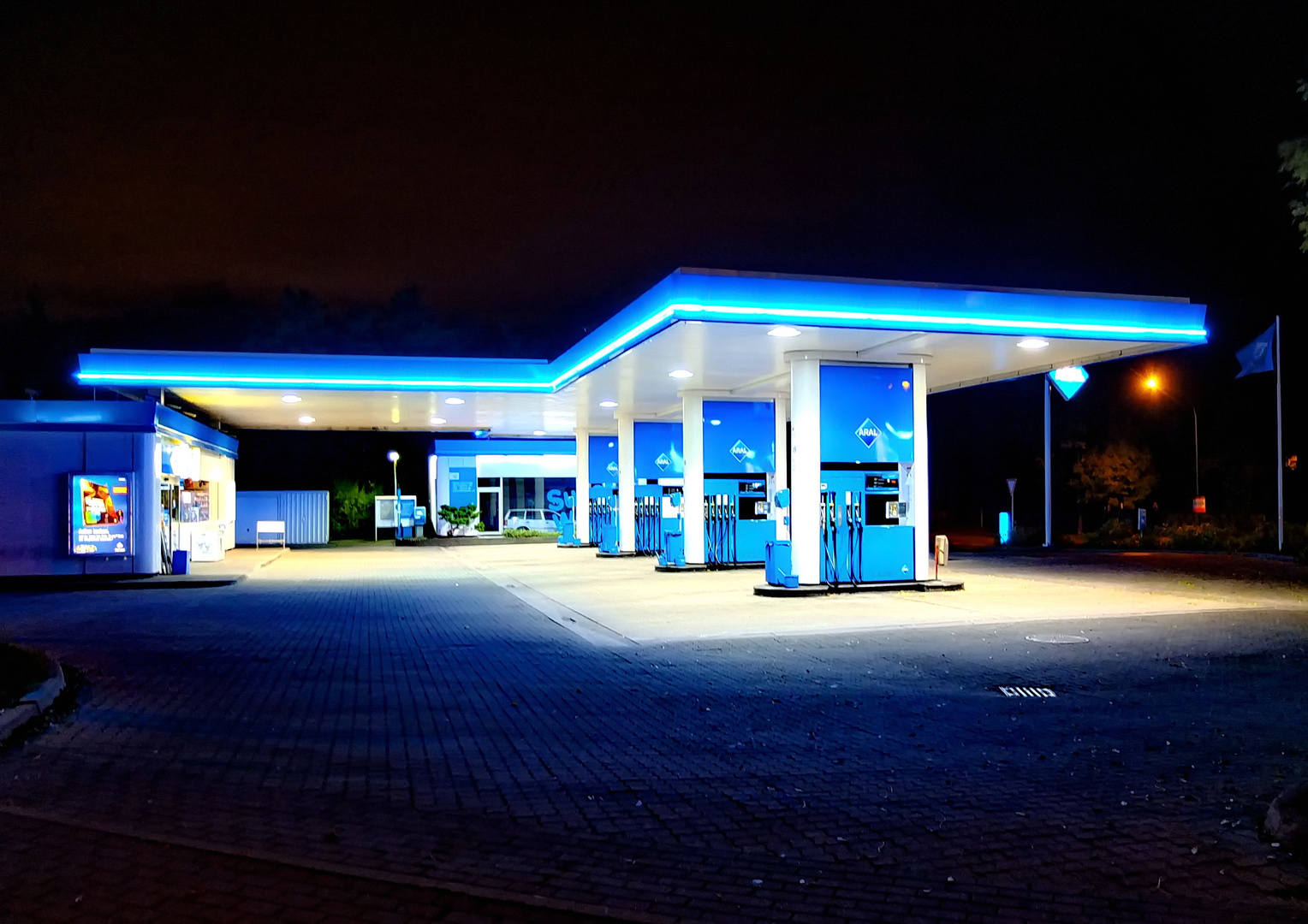 Tankstelle Foto & Bild | architektur, architektur bei nacht, nachts ...