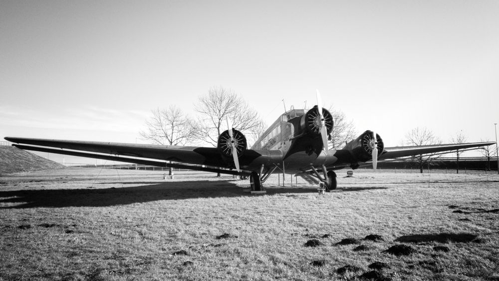 Tante Ju Foto & Bild | flugzeug, monochrom, junkers ju 52 Bilder auf ...
