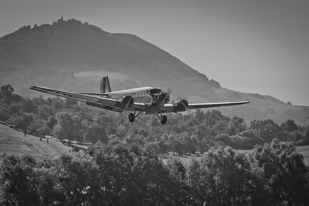 Tante Ju im Anflug Foto & Bild | luftfahrt, oldtimer-flugzeuge, ju-52 ...