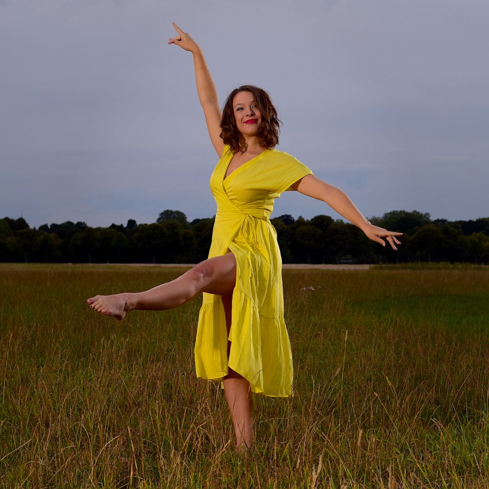 Tanz auf der Wiese Foto & Bild | erwachsene, kunstfotografie & kultur, tanz Bilder auf fotocommunity