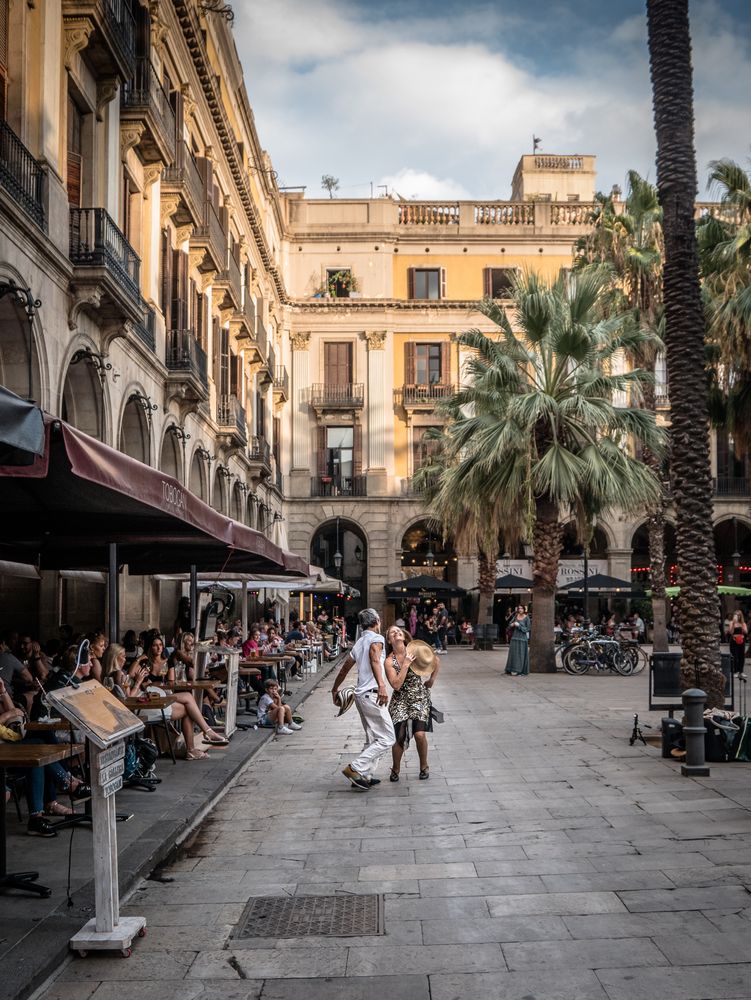 tanzen auch nach Sonnenuntergang... Foto & Bild | europe, spain, streetfotografie mit menschen ...