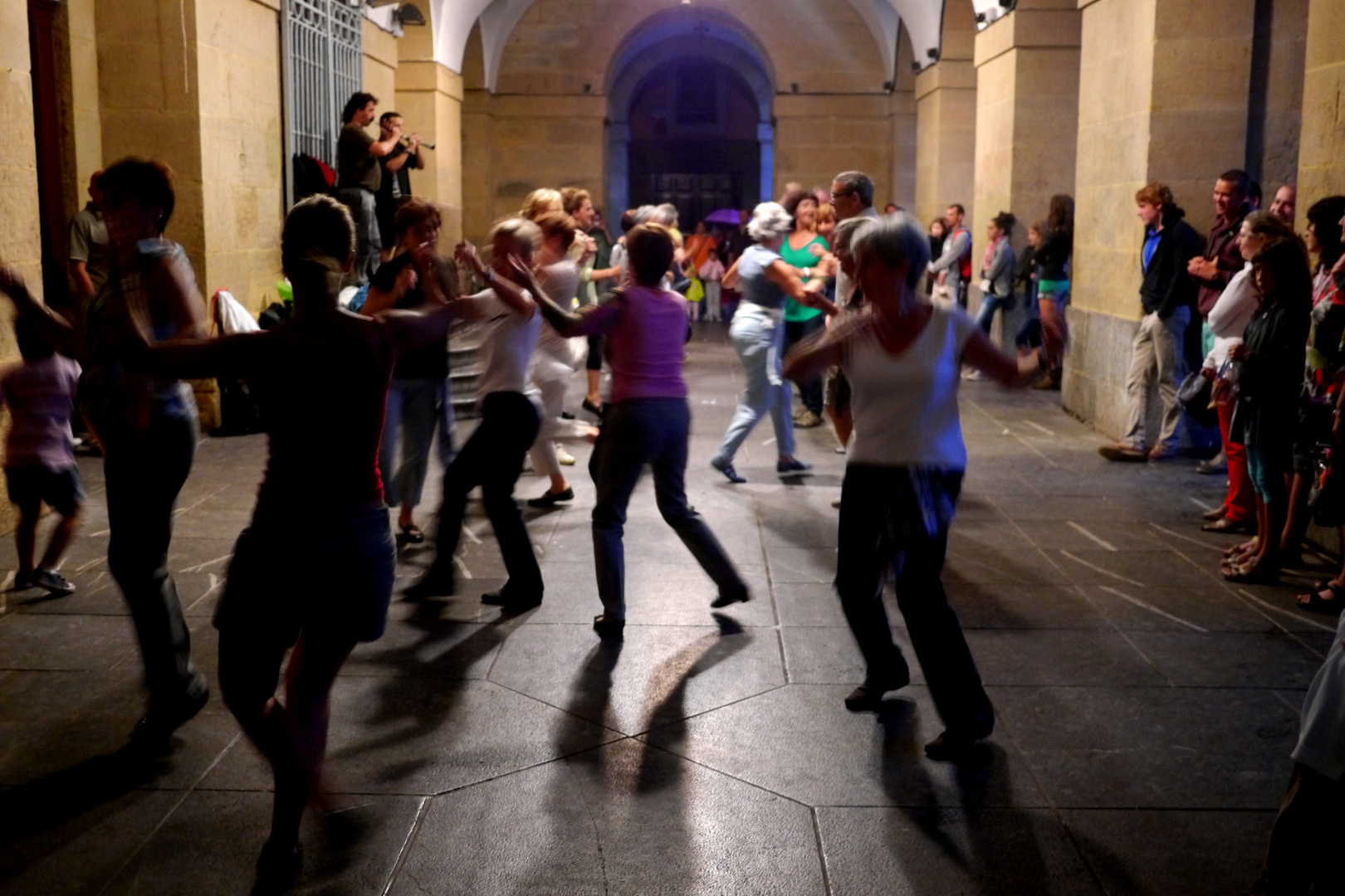 Tanzende Menschen Foto & Bild | streetfotografie mit menschen, menschen ...