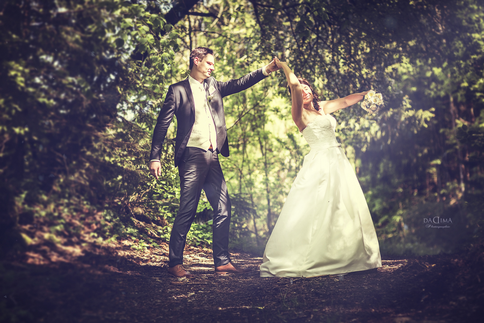 Tanzendes Brautpaar Foto & Bild | wedding, wald, outdoor Bilder auf fotocommunity