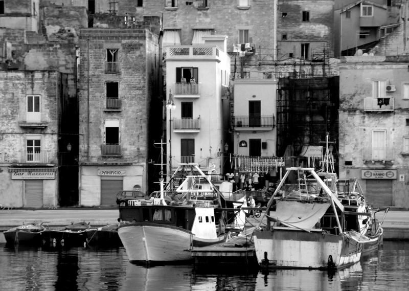 taranto porto nella città vecchia Foto % Immagini| paesaggi, mare ...