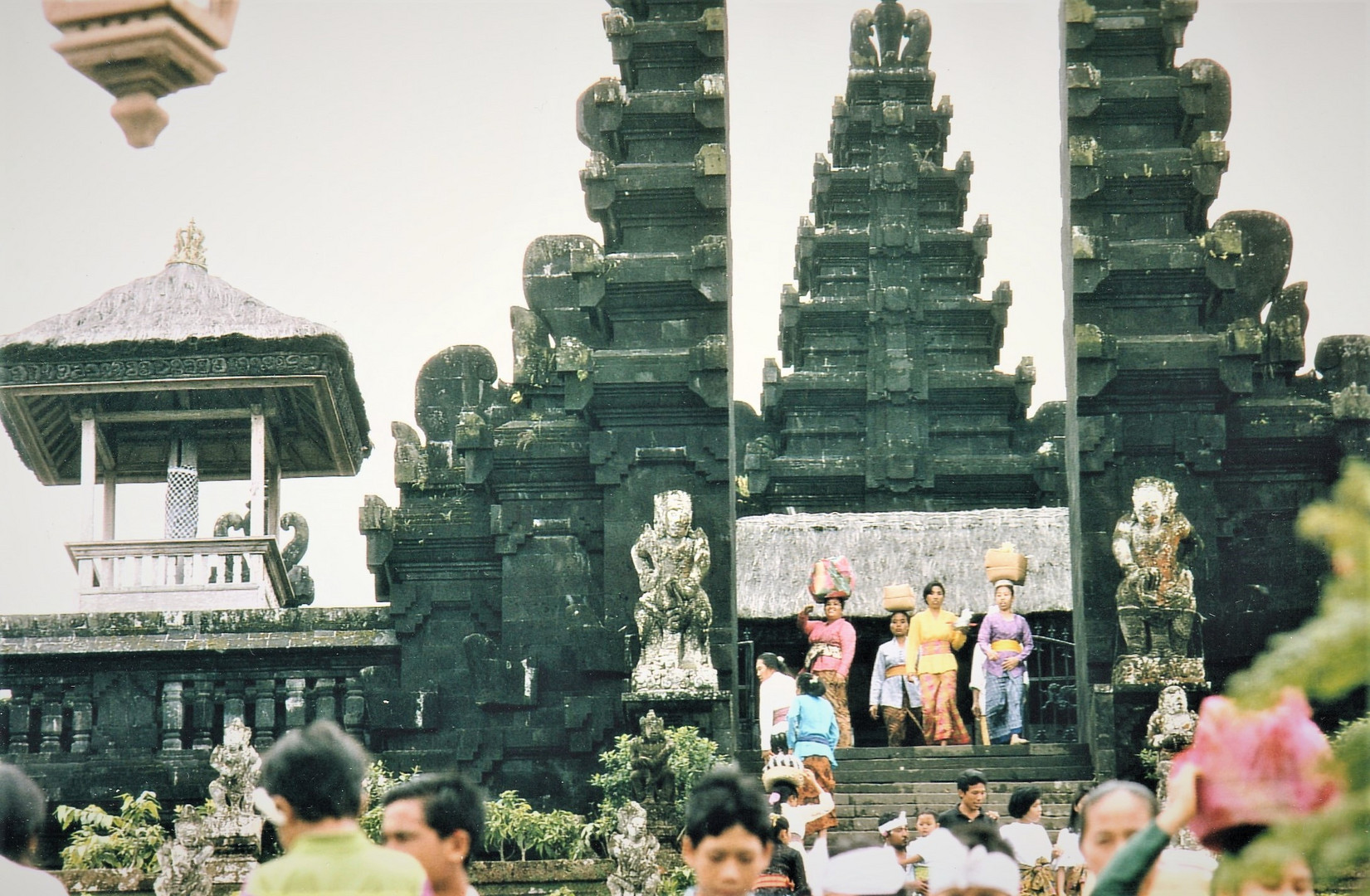 TEMPEL Portal BALI B92 +Ausschnittfoto Foto & Bild | street, analog ...