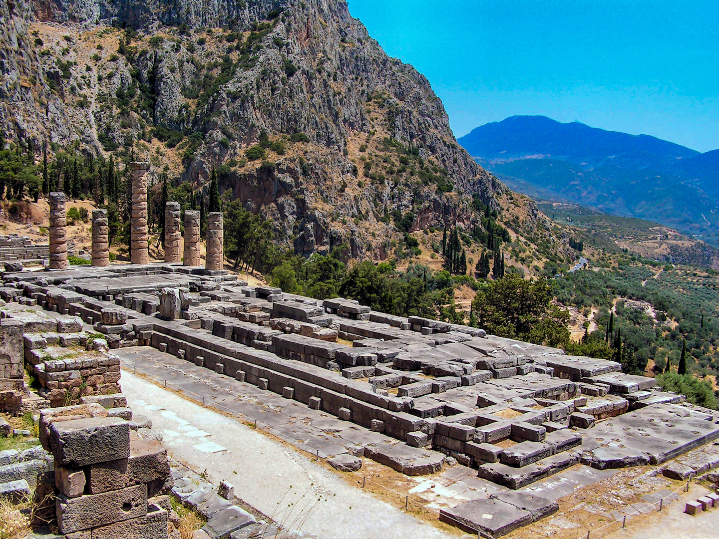Tempel Ruine Tempel des Apollo in Delphi Foto & Bild | fotos, world ...