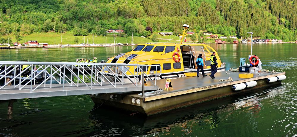 Tenderboot im Einsatz Foto & Bild | europe, scandinavia, norway Bilder ...