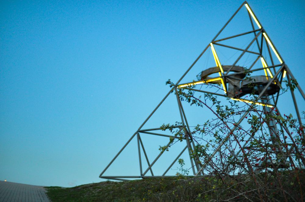 Tetraeda Foto & Bild | stahl, pyramide, architektur Bilder auf ...