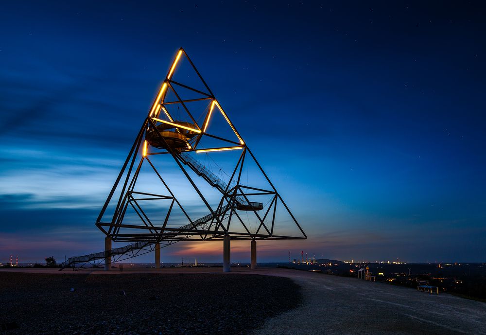 Tetraeder Foto & Bild | architektur, architektur bei nacht, bei nacht ...