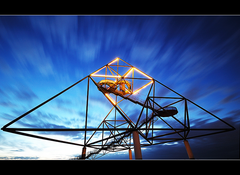 Tetraeder Foto & Bild | architektur, architektur bei nacht, motive ...
