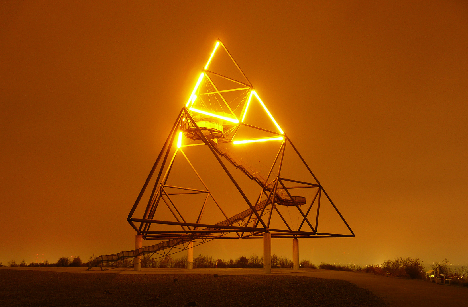Tetraeder in Bottrop Foto & Bild | architektur, architektur bei nacht ...