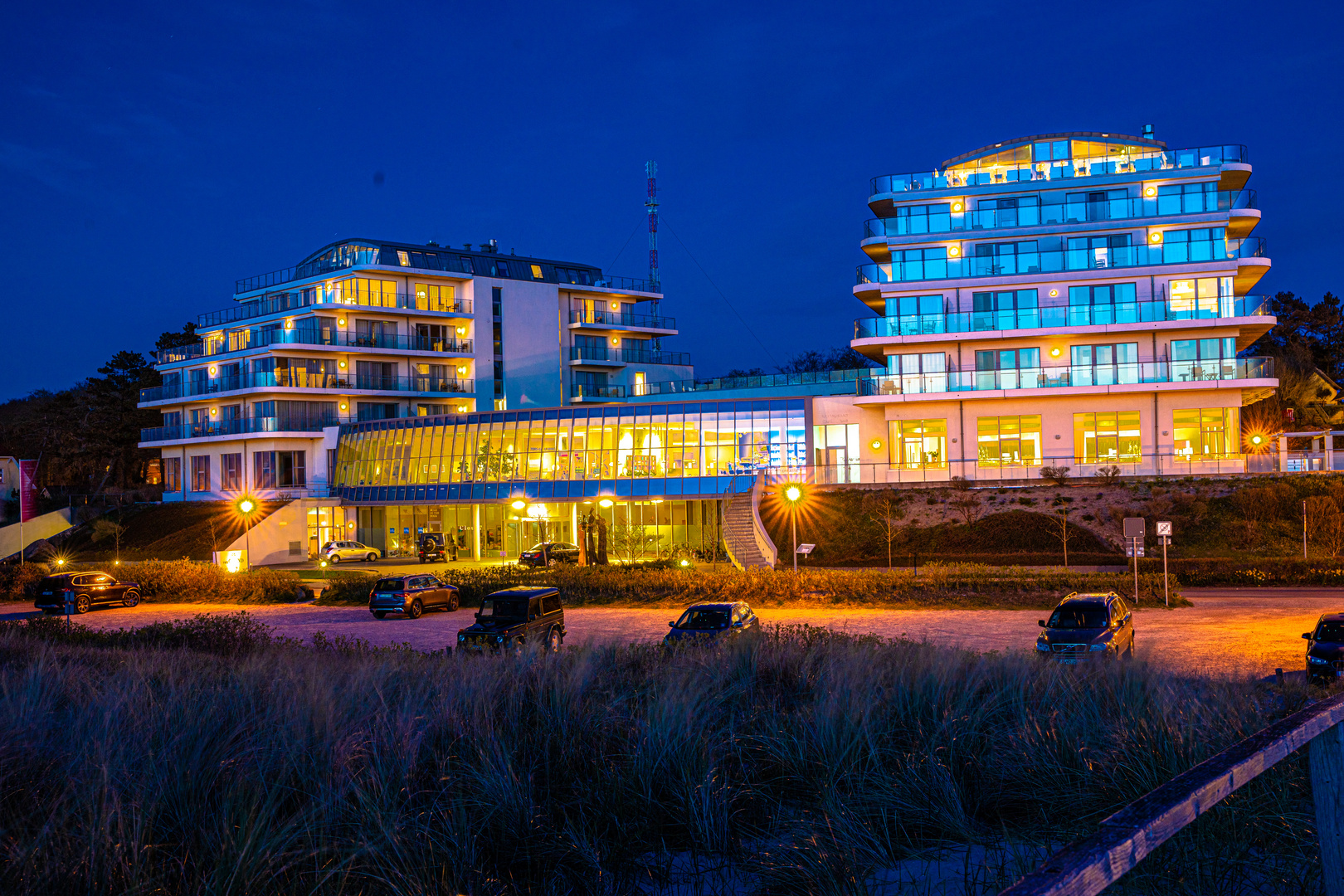 The Grand Ahrenshoop im Abendlicht Foto & Bild | architektur ...