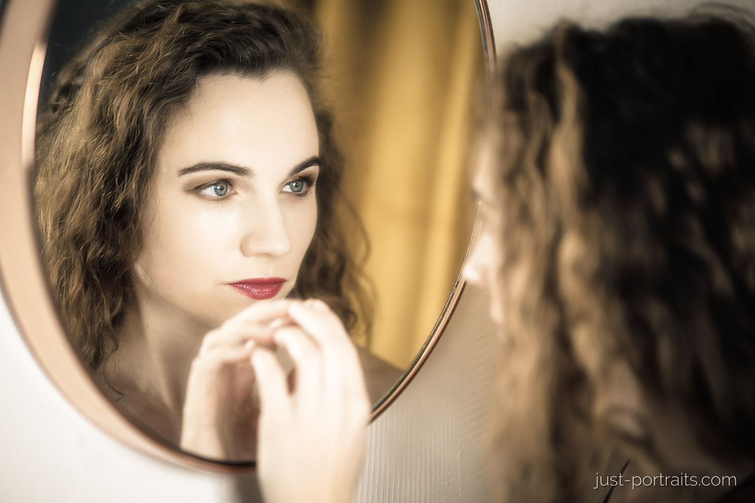 the lady in the mirror Foto & Bild | portrait, portrait frauen, indoor ...