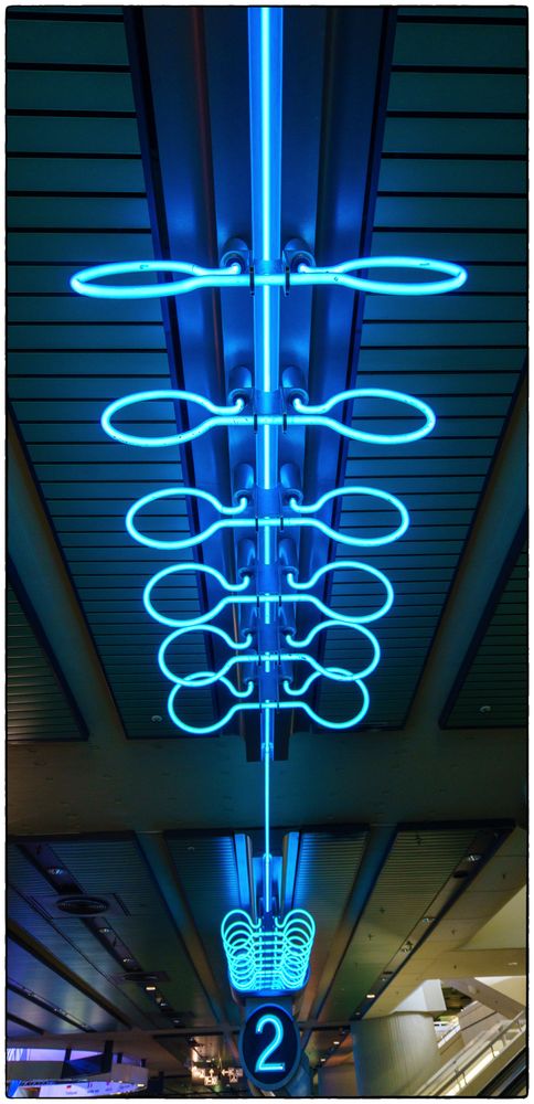 The sun machine is coming down. Passenger sterilization before take-off ...