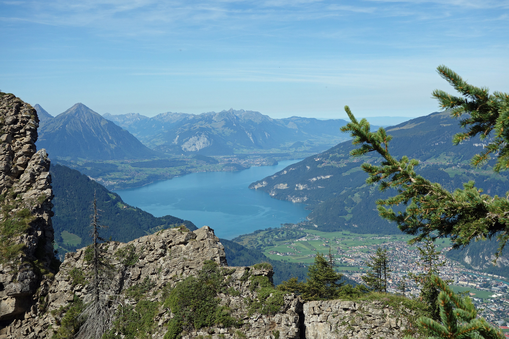 Thunersee mit Interlaken Foto & Bild | natur, landschaft, berge Bilder ...