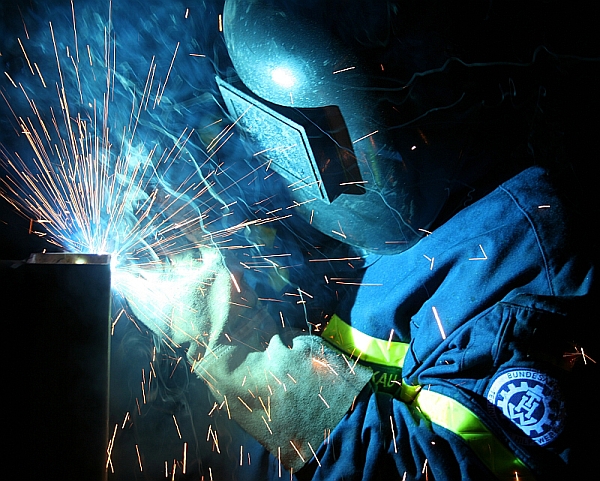 THW Helfer beim Schutzgasschweißen Foto & Bild | reportage ...