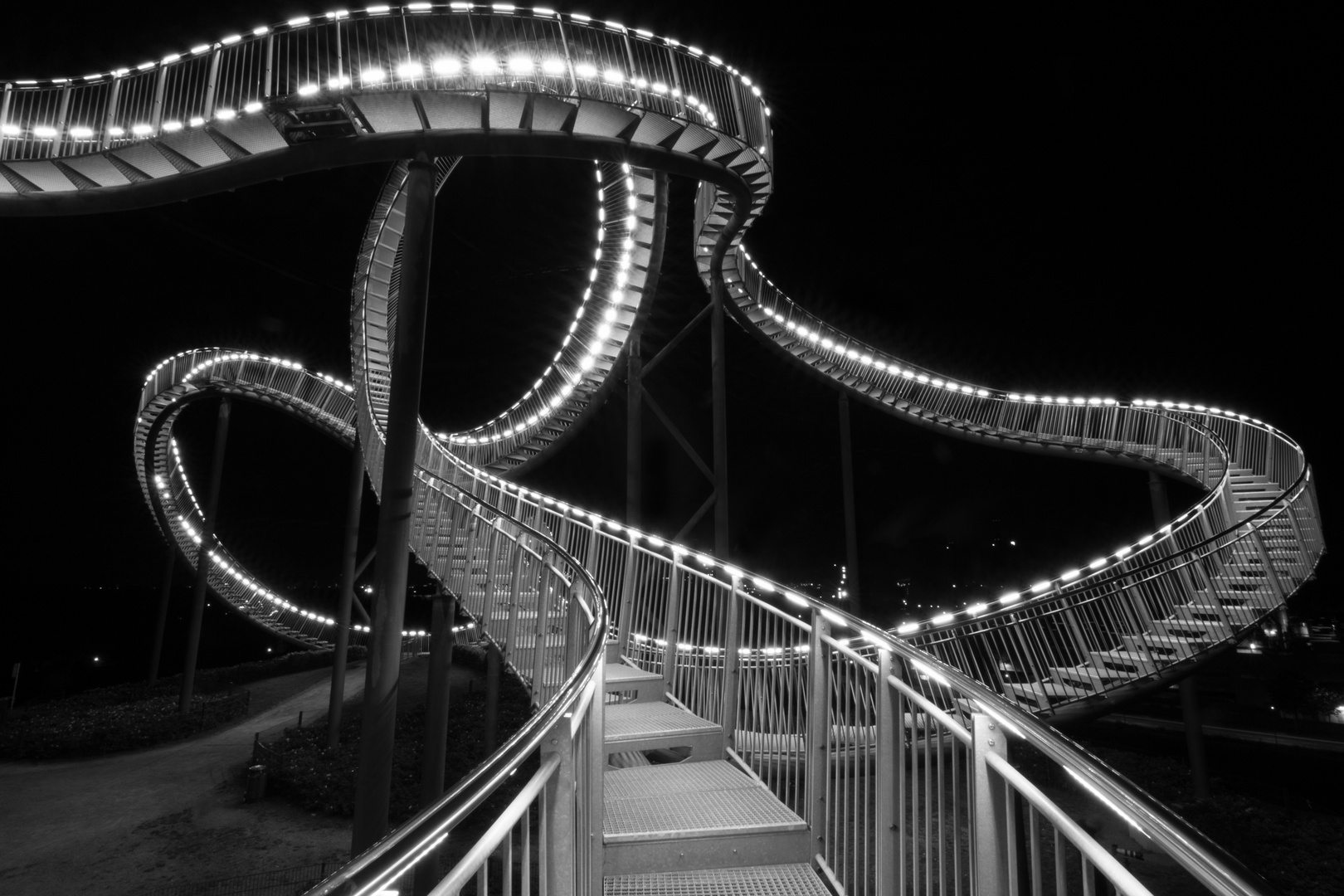 Tiger & Turtle Foto & Bild | architektur, architektur bei nacht, fotos ...