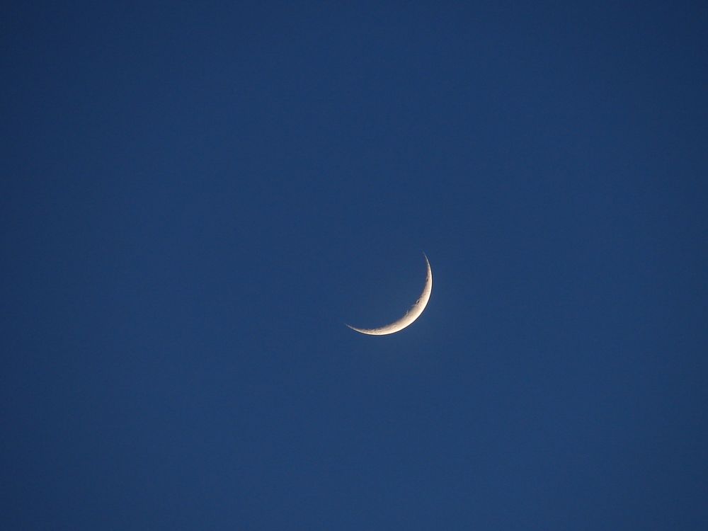tiny moon Foto & Bild | mondaufnahmen, himmel & universum, moon blue ...