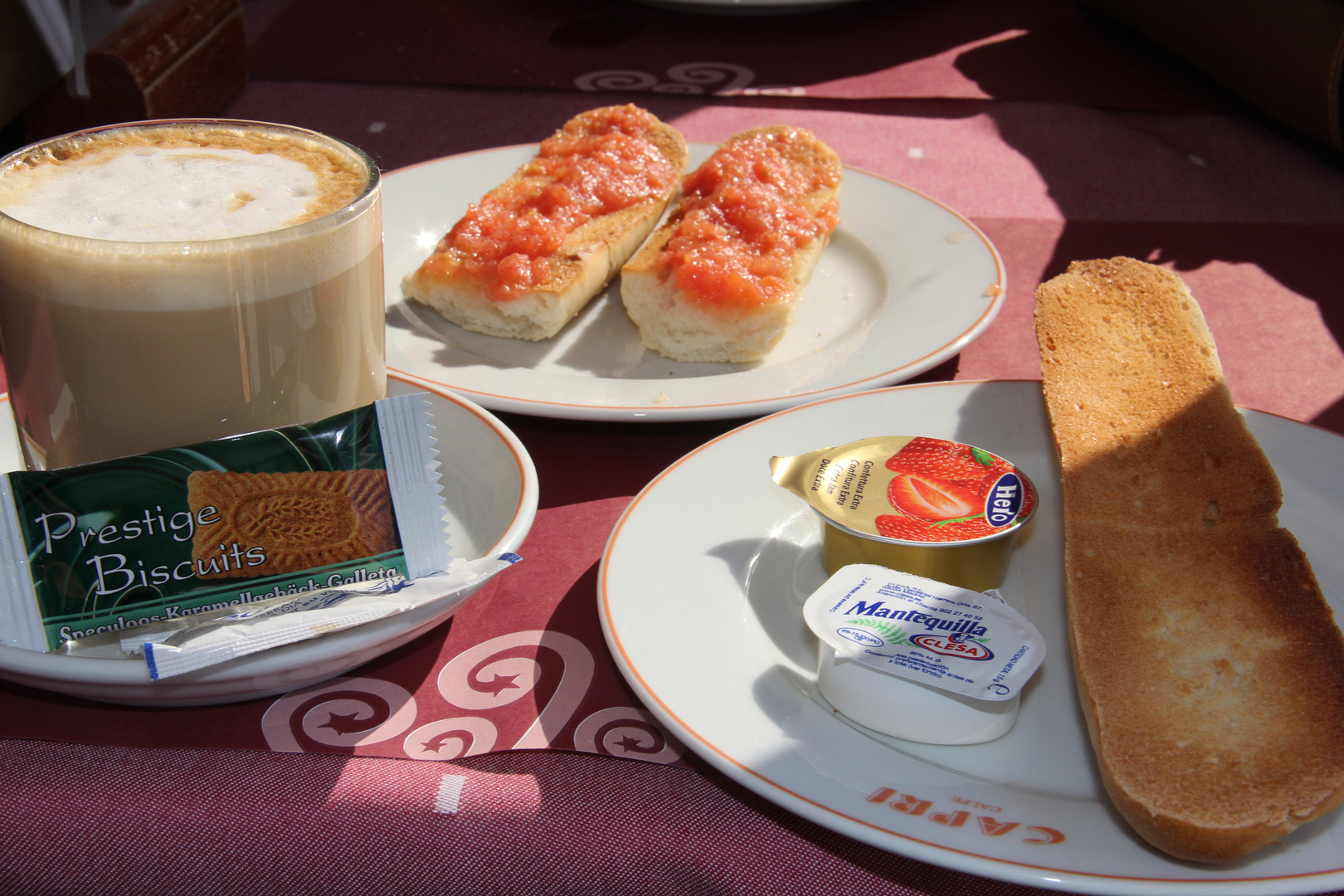 Típico desayuno español. Café y tostada con tomate... Imagen & Foto ...