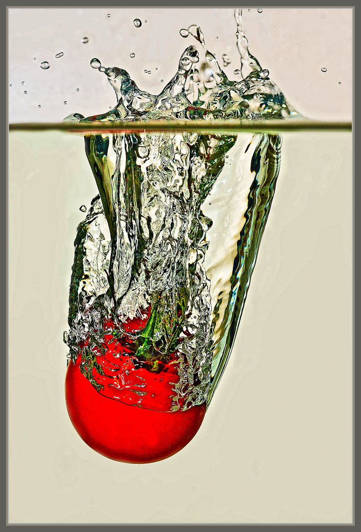 Tomate eingetaucht Foto & Bild | wasser, natur, nahaufnahme Bilder auf ...