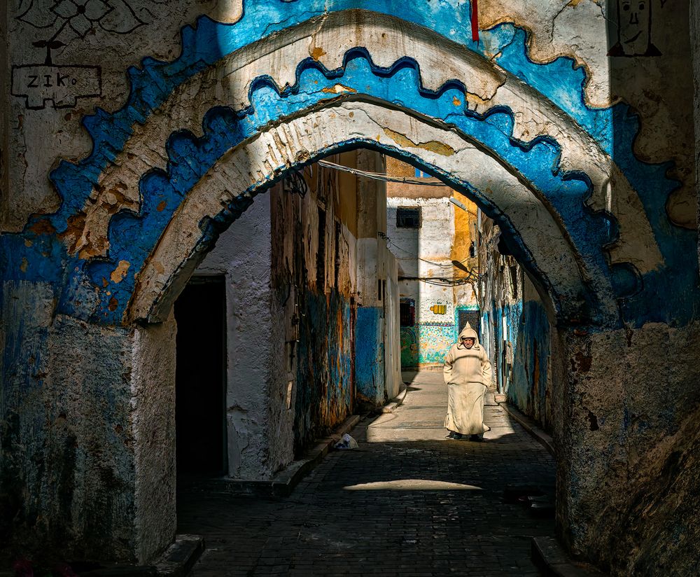 Torbogen mit Durchblick Foto & Bild | people, world, mann Bilder auf ...