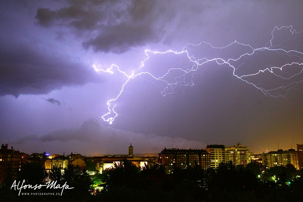TORMENTA en Valladolid. Rayos junto a la Catedral Imagen & Foto ...