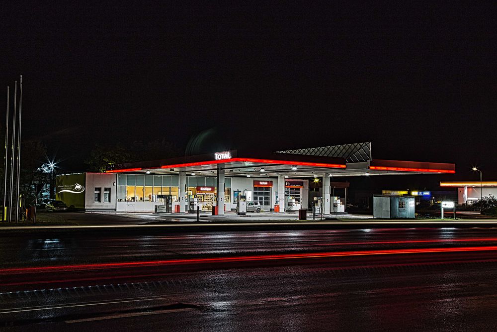 Total Tankstelle Foto & Bild | architektur, architektur bei nacht ...