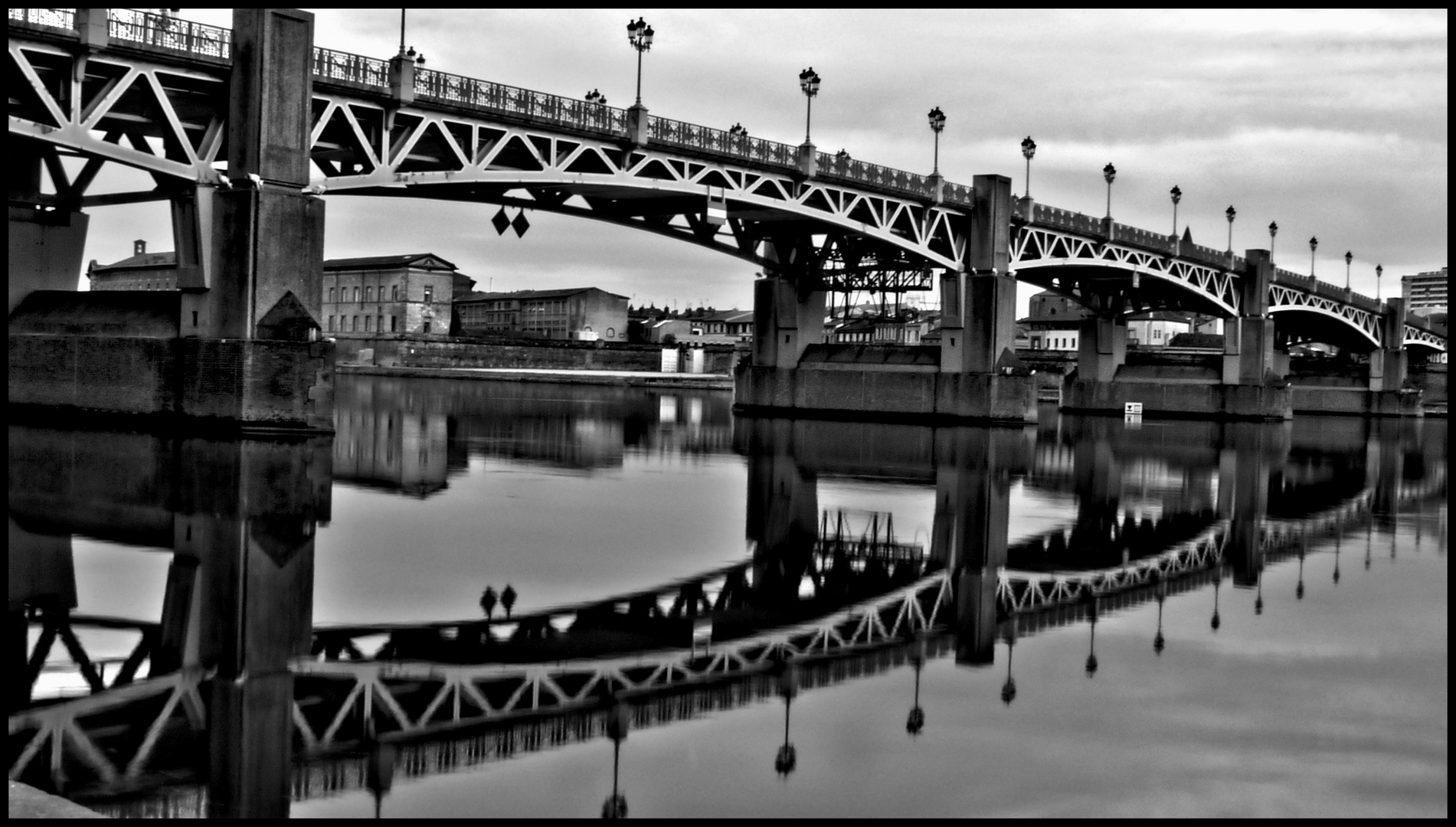 Toulouse (Pont St Pierre) N&B photo et image | techniques spéciales ...
