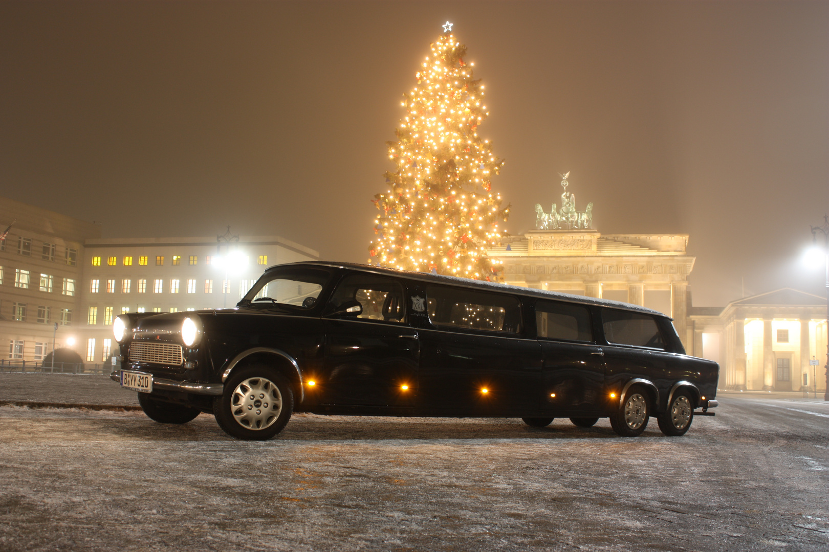 Trabi-XXL Stretchtrabi Trabant vor dem Brandenburger Tor in Berlin Foto ...