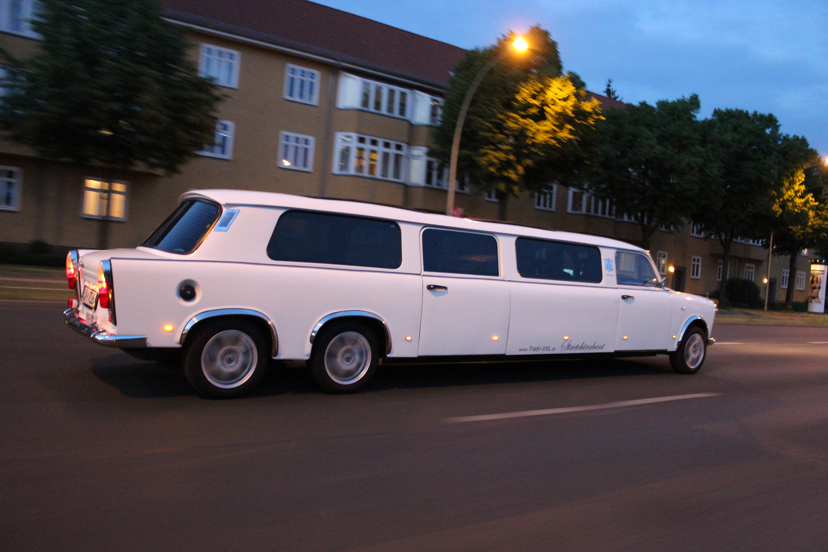 Trabi-XXL Trabant Stretchlimousine bei der Fahrt Foto & Bild | autos ...