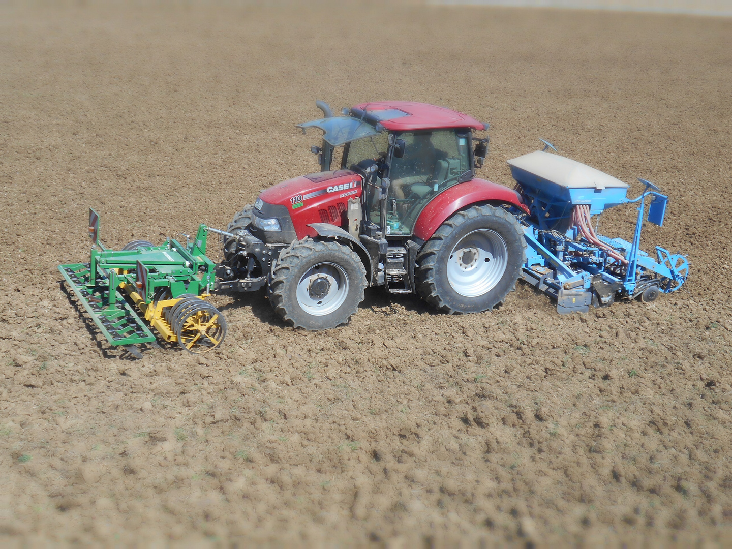 Traktor bei der Feldarbeit Foto & Bild | natur, pflanzen, menschen ...
