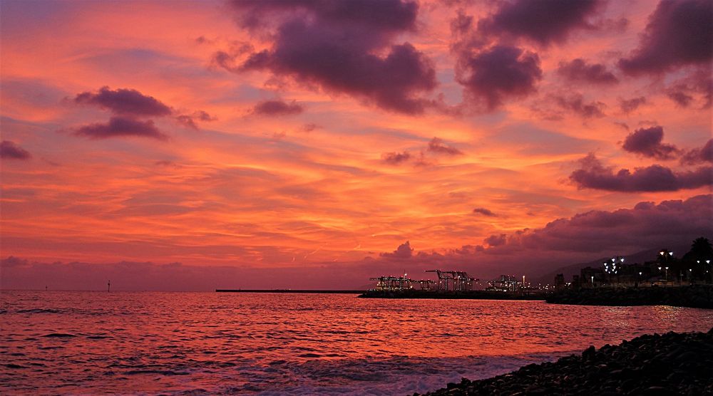 tramonto rosso Foto % Immagini| noi e il mare, tramonto, soggetti Foto ...