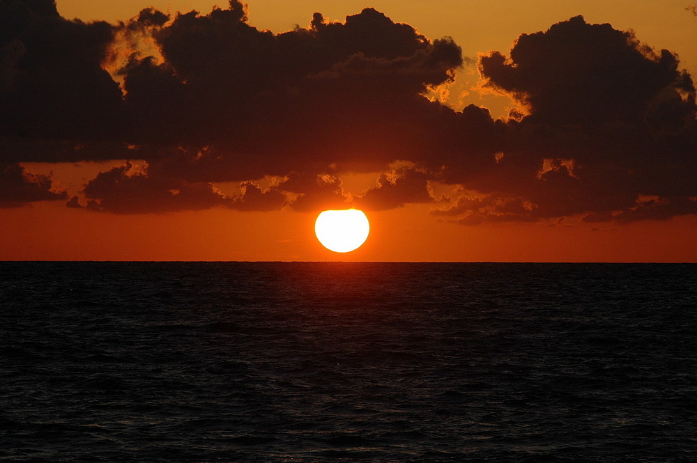 tramonto sul mare Foto % Immagini| paesaggi, albe e tramonti, natura ...
